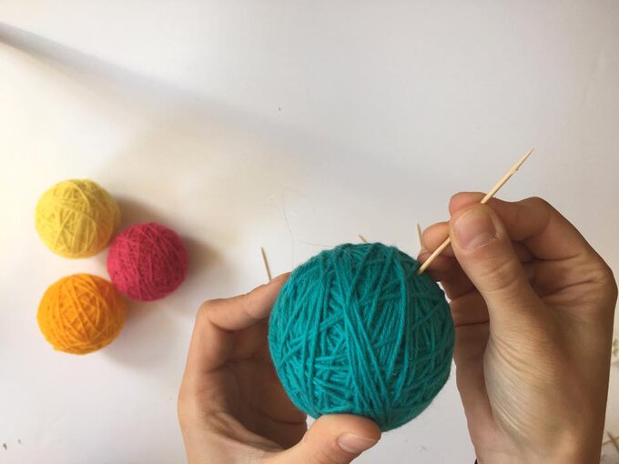 How to Make Yarn Ball Baubles | Hobbycraft