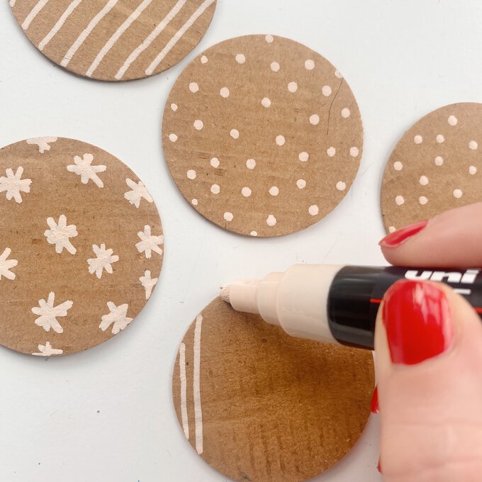 How to Make a Sustainable Paper Garland | Hobbycraft