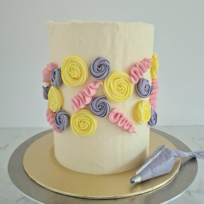 How to Make a Piped Buttercream Cake | Hobbycraft