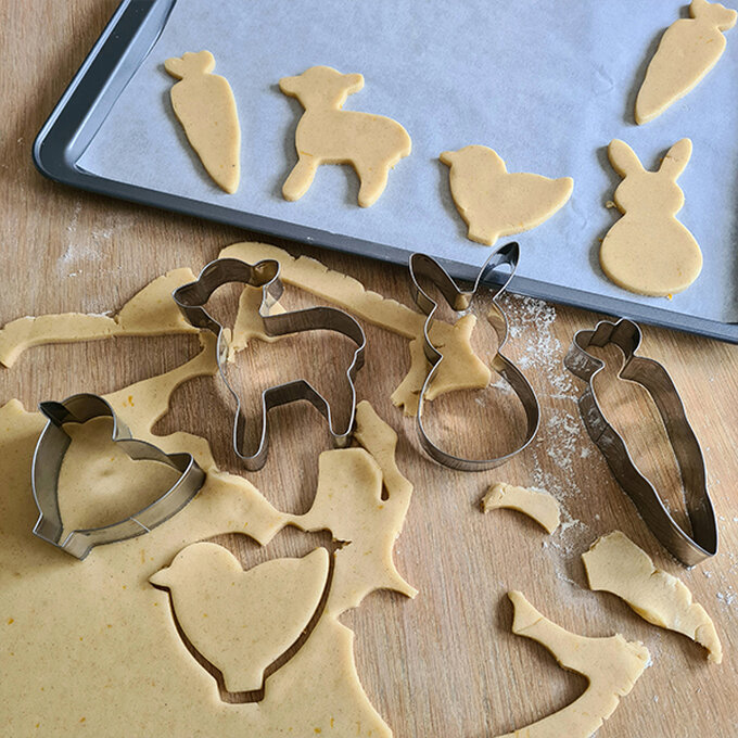 How to Make Easter Biscuits | Hobbycraft