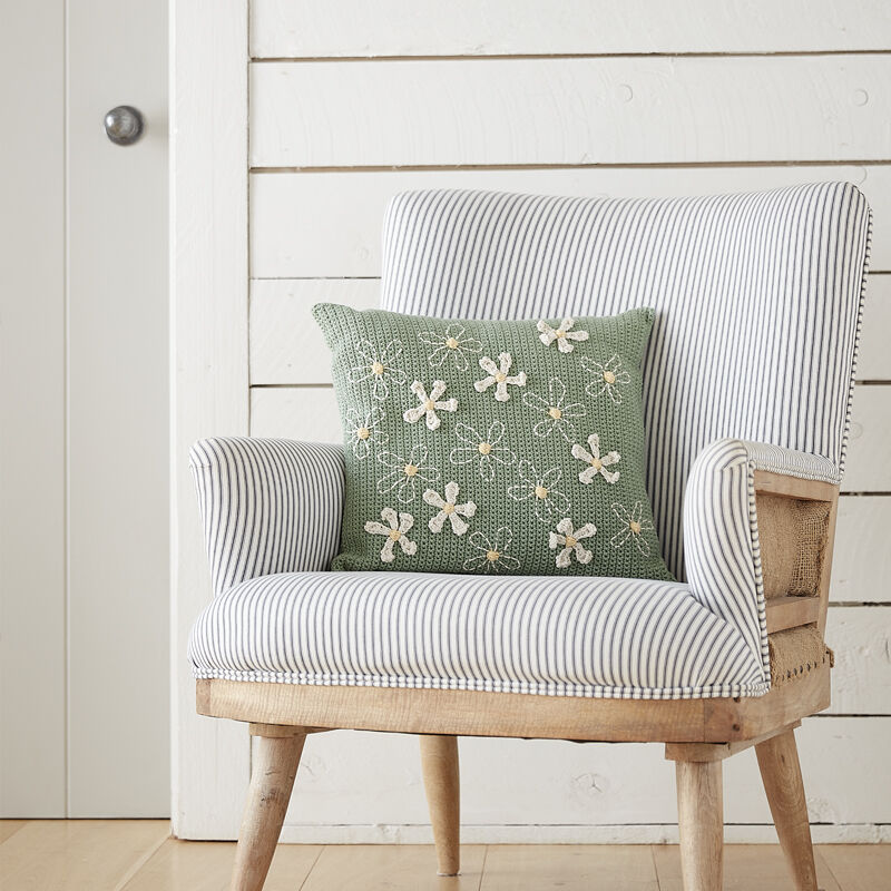 How to Crochet a Daisy Cushion – Free Pattern | Hobbycraft