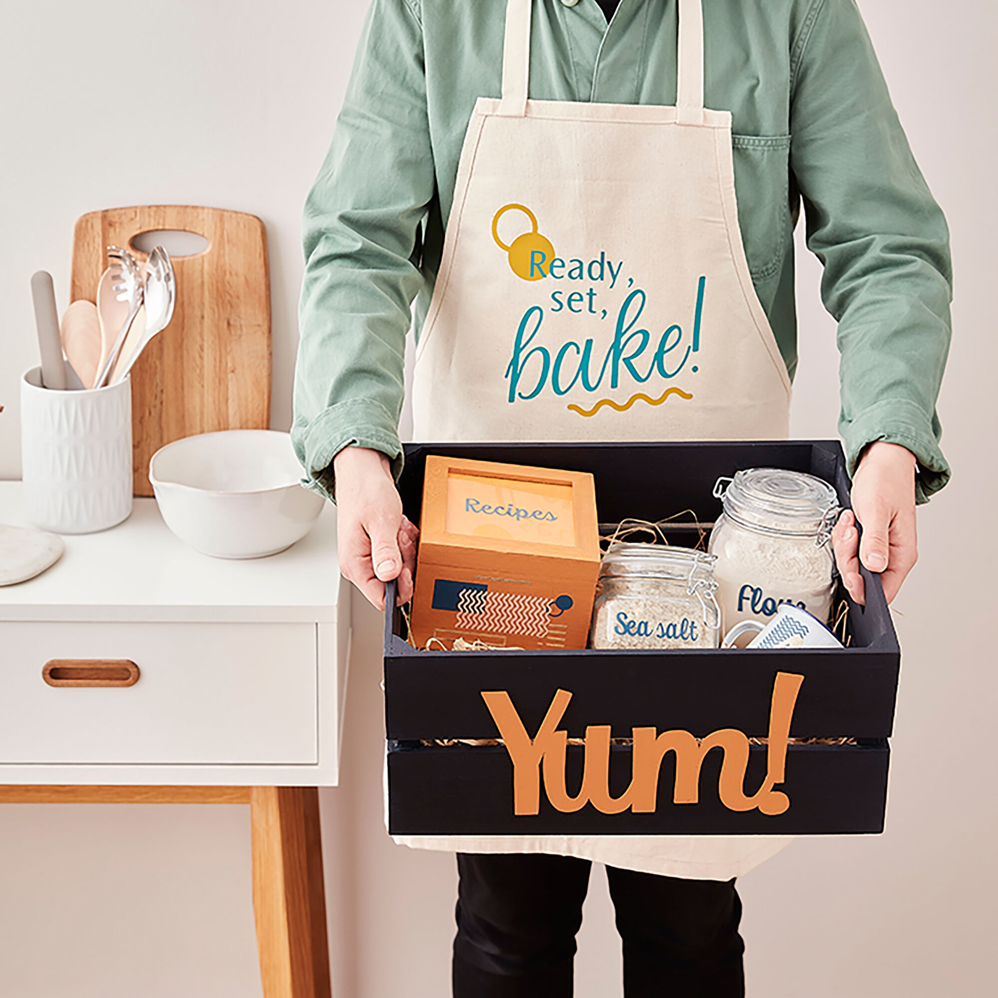 Cricut: How to Make a Personalised Baking Hamper | Hobbycraft