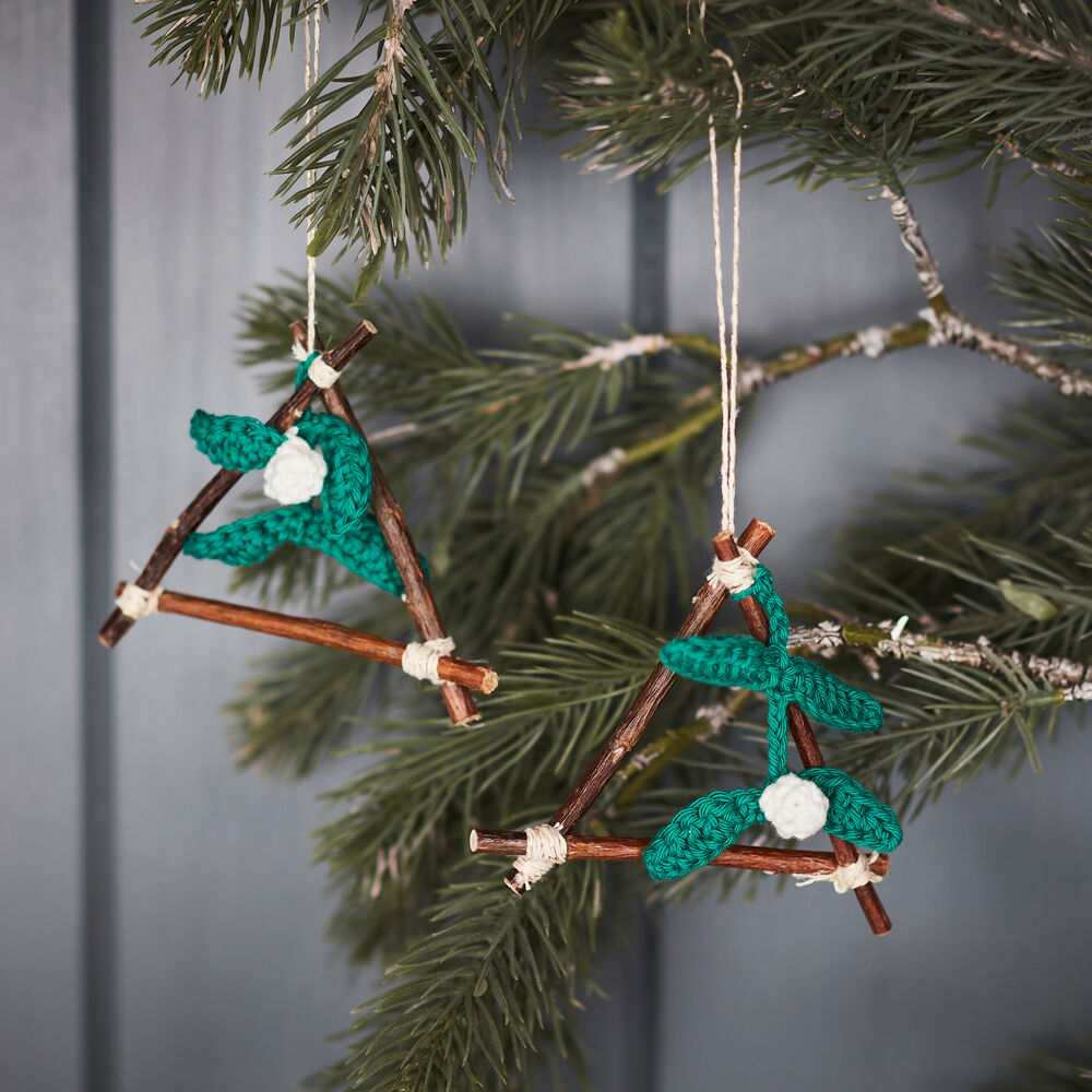 How to Crochet Mistletoe Triangles | Hobbycraft
