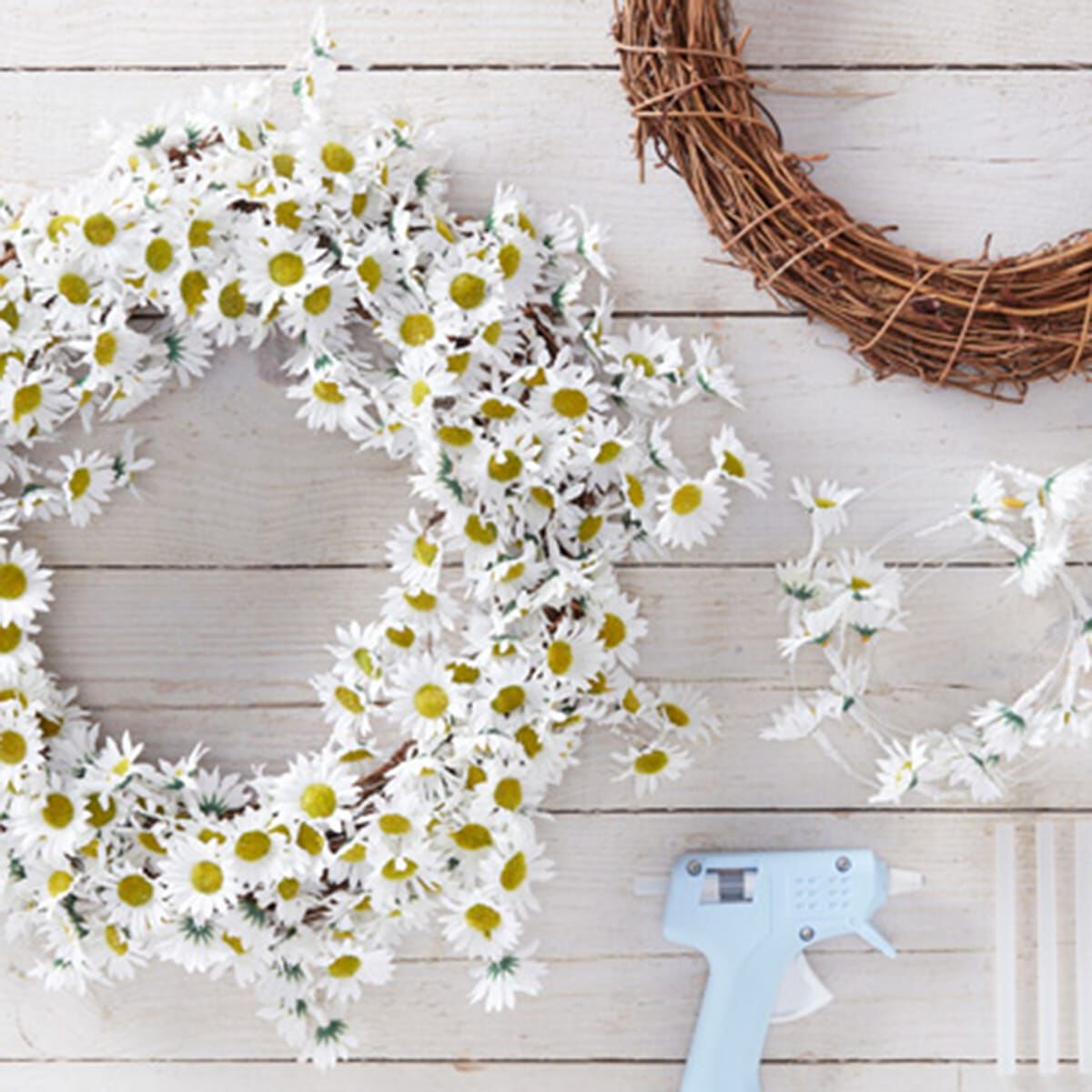 How to Make a Daisy Wreath | Hobbycraft