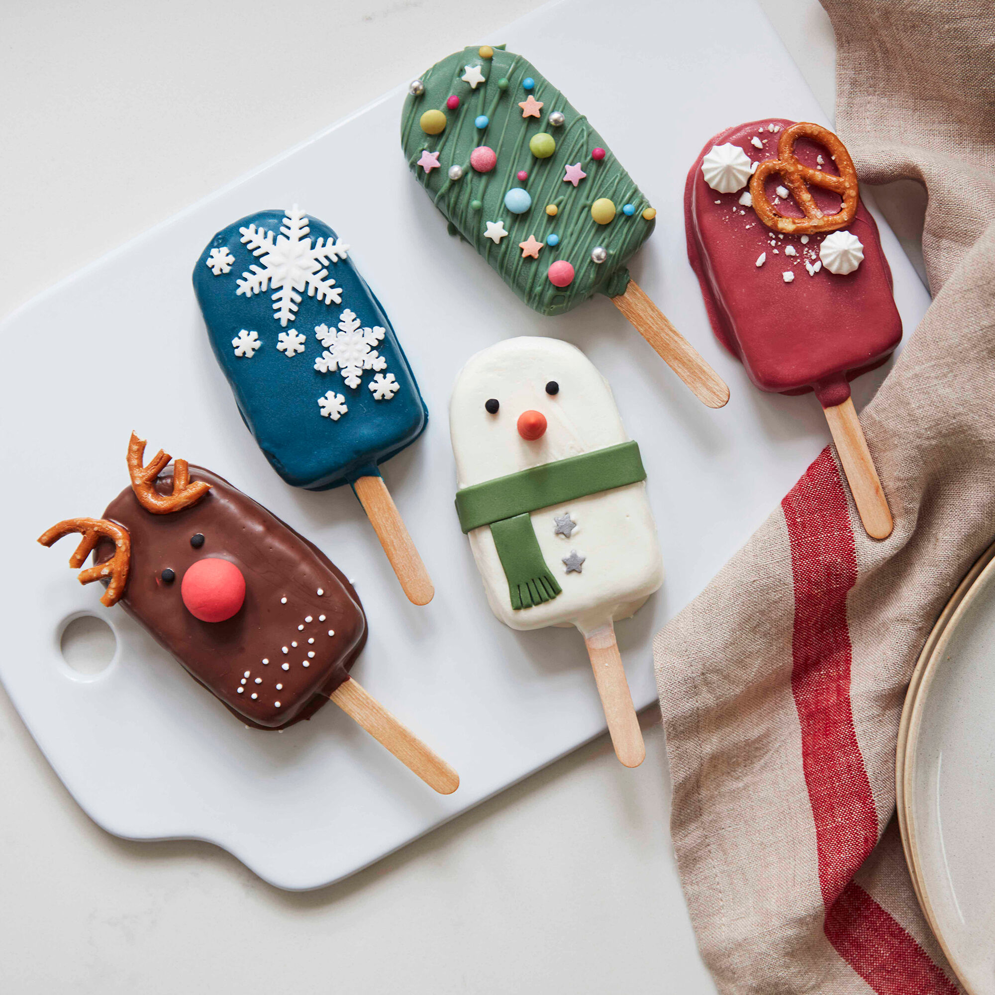How to Make Christmas Cakesicles | Hobbycraft