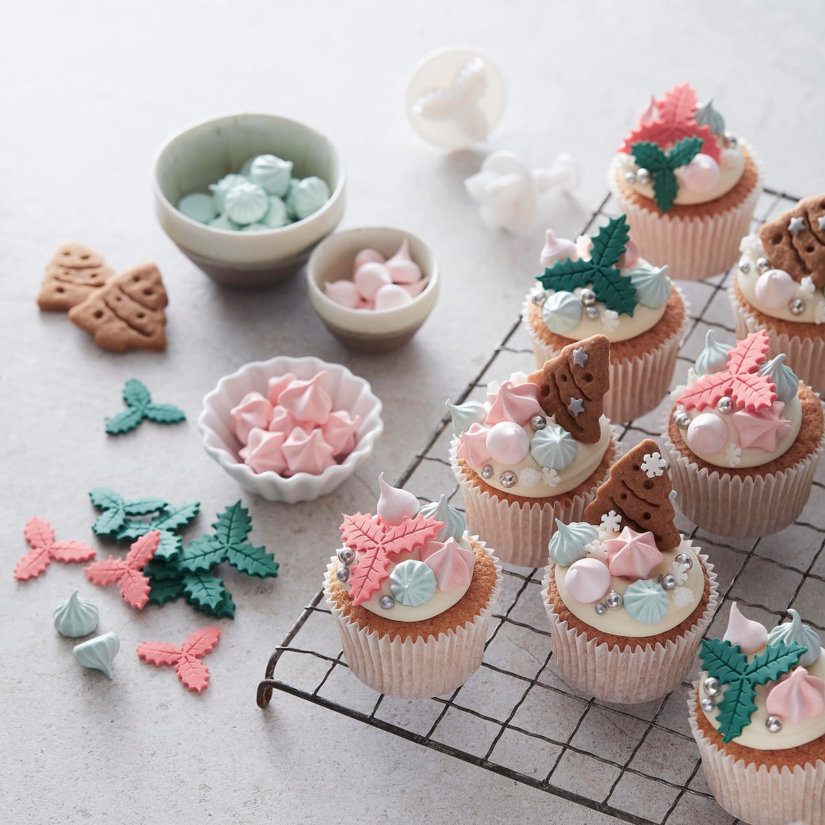 How to Make Decorated Christmas Cupcakes | Hobbycraft